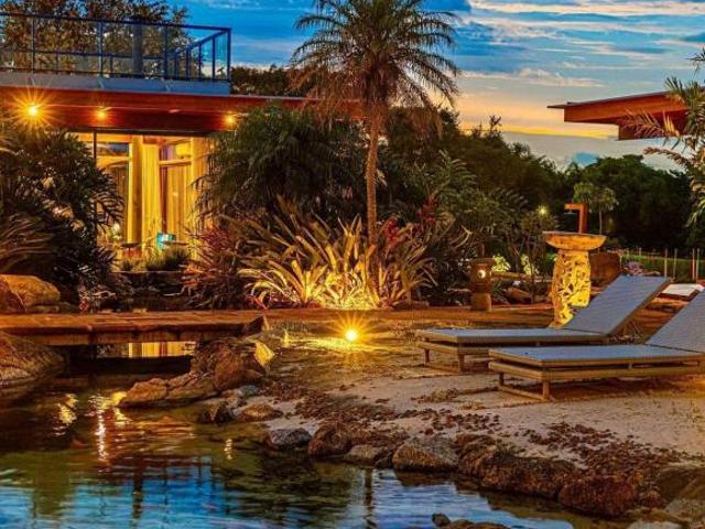 Venha se encantar com esta deslumbrante casa inspirada em Bali, localizada na prestigiada Fazenda Bo