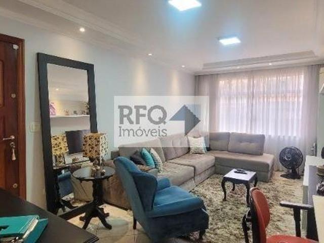 Venha se encantar com esta incrível casa geminada localizada na charmosa rua Crisólita, no maravilho
