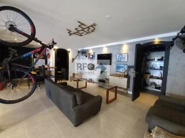 Venha se encantar com esta incrível casa localizada no Bairro Jardim da Glória, em um quarteirão seg