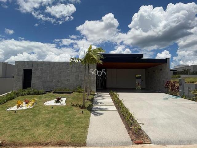 Venha se encantar com esta linda casa assinada por Ferraz Scutieri, completamente mobiliada e decora