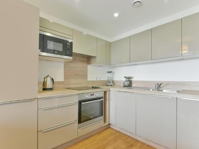 Venice Corte, Lewisham, SE13 2 bed apartment to rent £2,396 pcm £553 pw