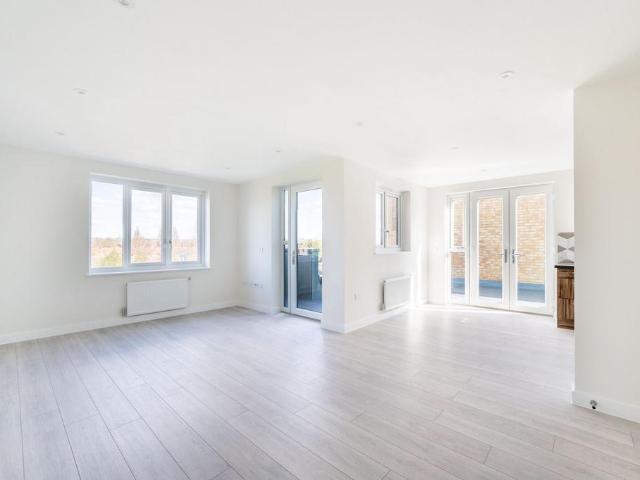 Venice House, Mitcham, CR4 3 bed flat to rent £2,500 pcm £577 pw