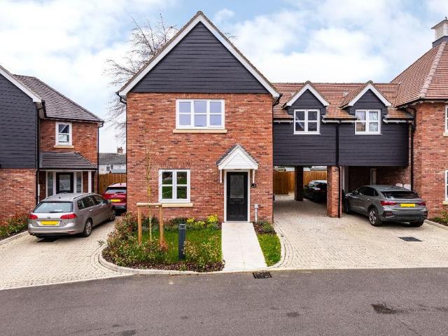 Venn Close, Dunmow 3 bed link detached house to rent £2,300 pcm £531 pw