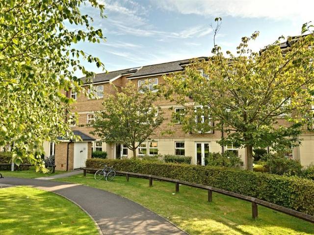 Venneit Close, Roger Dudman Way, Oxford 3 bed flat to rent £2,495 pcm £576 pw