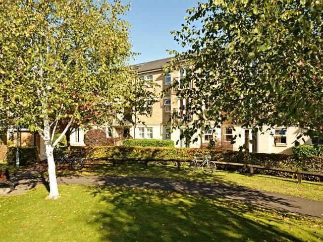 Venneit Close 3 bed flat to rent £2,495 pcm £576 pw