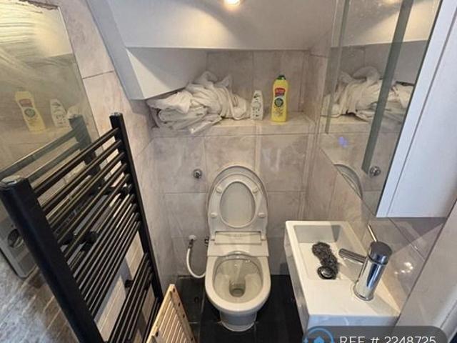 Veals Mead, London, CR4 Studio to rent £1,000 pcm £231 pw