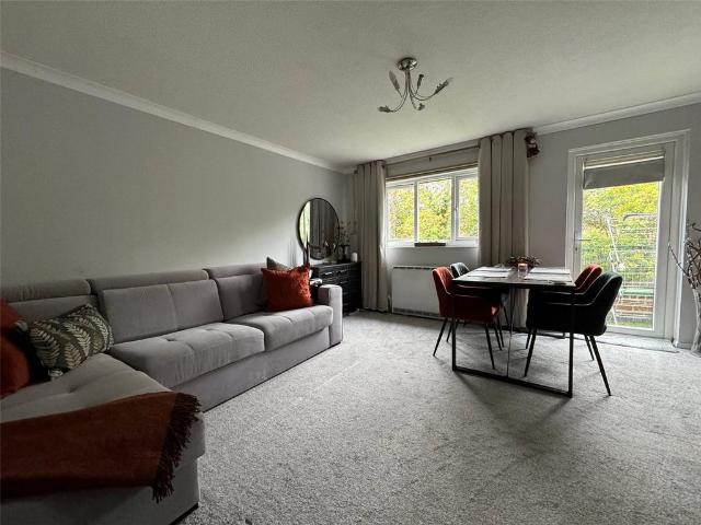 Vellum Drive, Carshalton, Surrey, SM5 2 bed maisonette to rent £1,600 pcm £369 pw