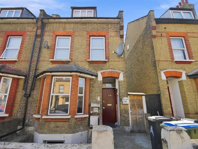 Verulam Avenue, London E17 4 bed apartment to rent £2,500 pcm £577 pw