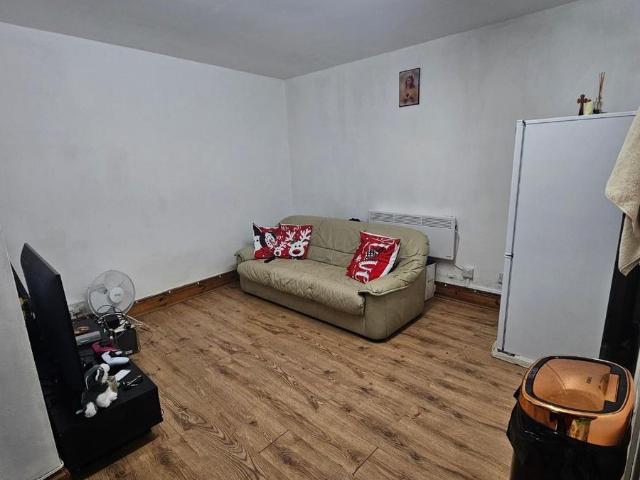 Very Near Dormers Wells Lane Area, Southall UB1, 1 bed flat to rent, £1,100 pcm | PrimeLocation