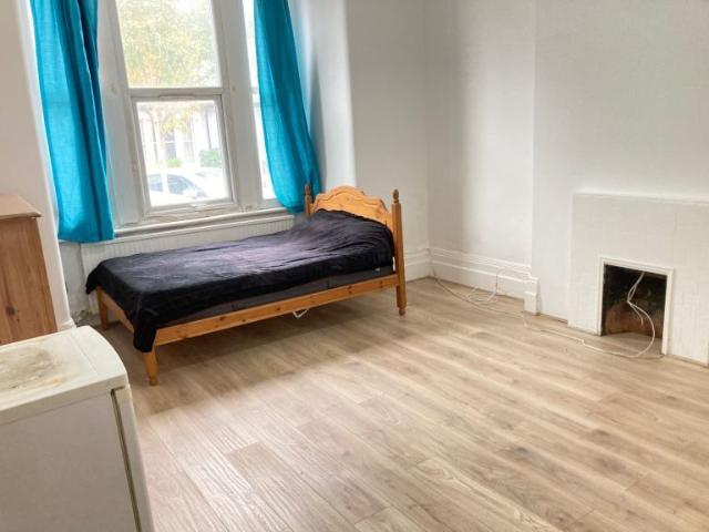 Very Near Hastings Road Area, Ealing W13, Room to rent, £1,000 pcm | PrimeLocation