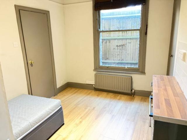 Very Near Lyncroft Gardens Area, West Hampstead NW6, Studio to rent, £1,200 pcm | PrimeLocation