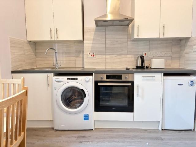 Very Near Warwick Road Area, Earls Court SW5, Studio to rent, £1,400 pcm | PrimeLocation