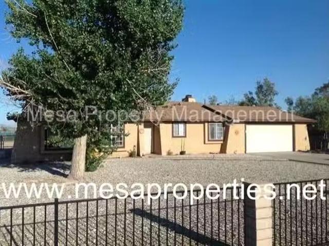 Very Nice 3 Bedroom/2 Bathroom Home with a Fully Fenced/cross.