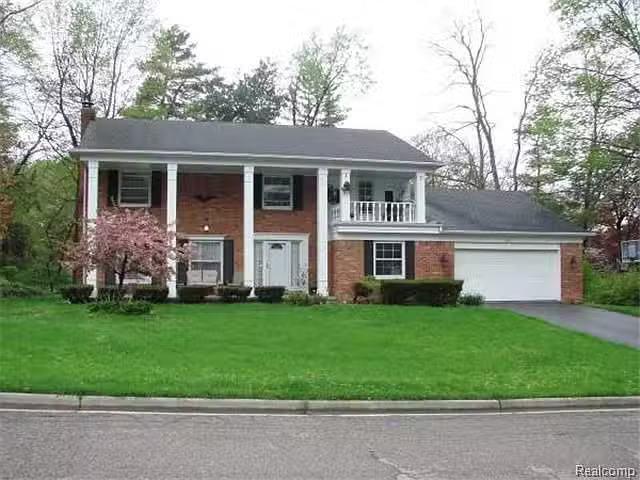 Very nice 4BR family home in desirable Farmington Hills subdiv.