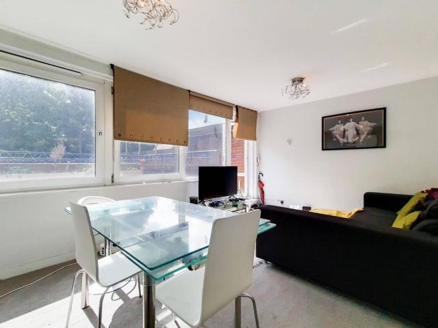 Very nice double bedroom in a shared flat next to Tower Bridge Has a Room