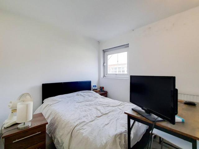 Very nice double bedroom in a shared flat next to Tower Bridge Has a Room