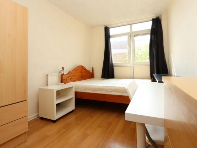 Very nice double bedroom near the Stepney Green tube Has a Room