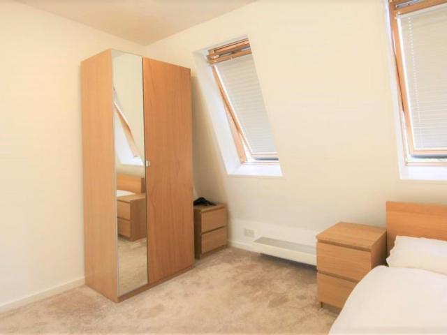 Very nice double ensuite bedroom in Notting Hill Has a Room
