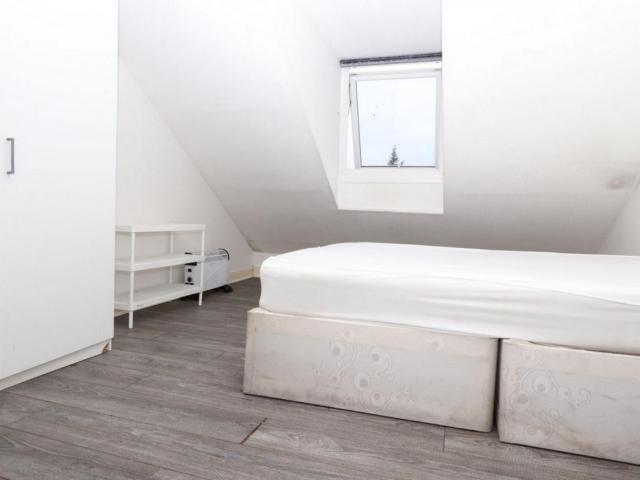 Very nice double ensuite bedroom near Stratford Park Has a Room