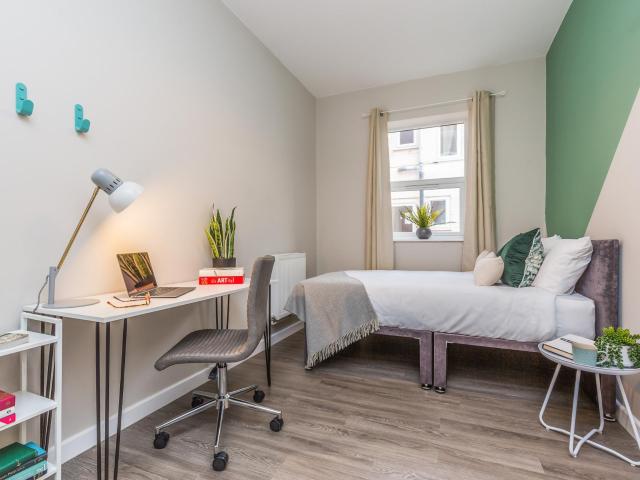 Very nice single bedroom near the Lincoln train station Has a Room