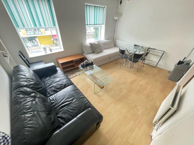 Very nice spacious 2 bed split level flat to rent