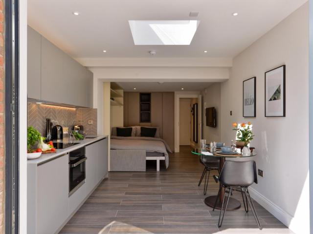 Very nice studio with a backyard, near the West Hampstead train station Has an Apartment