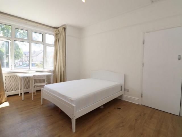 very bright double bedroom in Brentford Has a Room