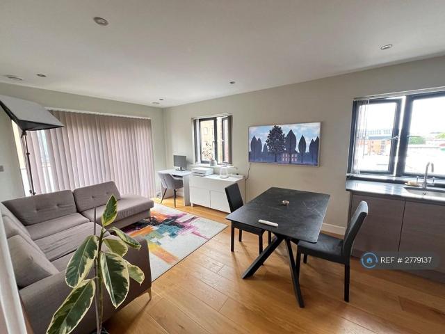 Very Central Reading, Reading, RG1 1 bed flat to rent £1,499 pcm £346 pw