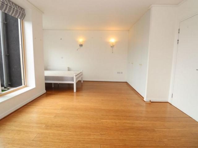 Very cosy and bright double bedroom with balcony close to the Tamigi waterfront Has a Room