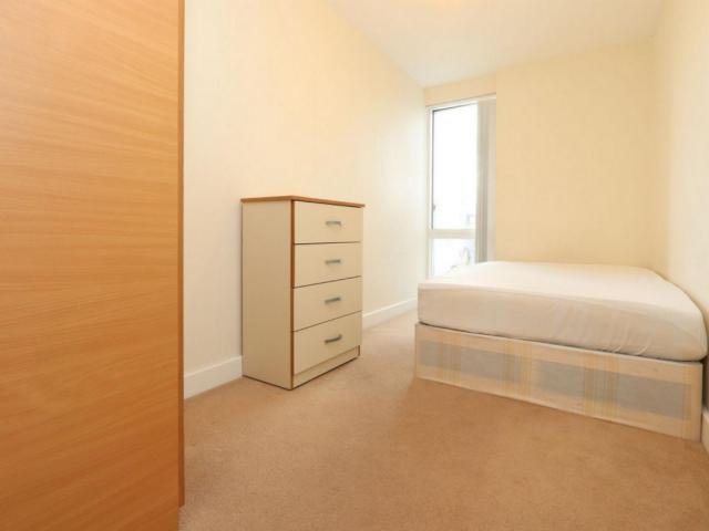 Very cosy double bedroom in a well serviced area of Greenwich Has a Room