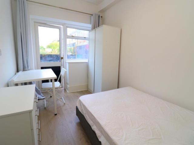 Very cosy double bedroom in Wembley Has a Room