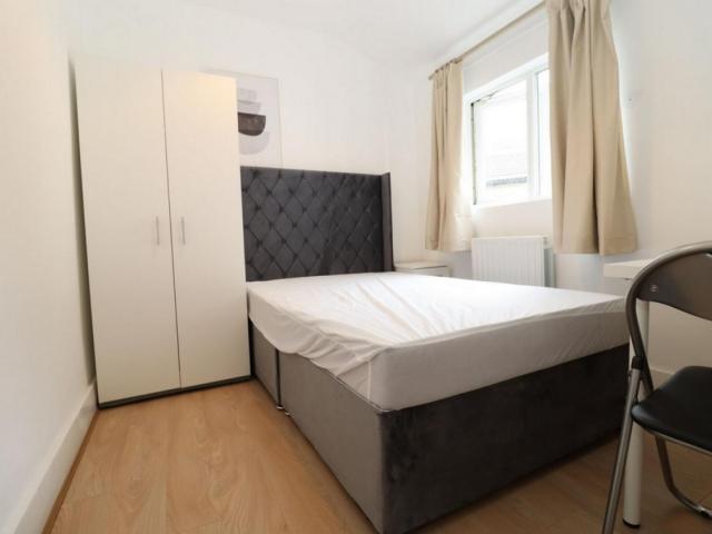 Very cosy double bedroom near the Barons Court tube Has a Room