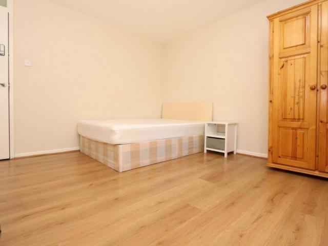Very cosy double bedroom near the Limehouse station Has a Room