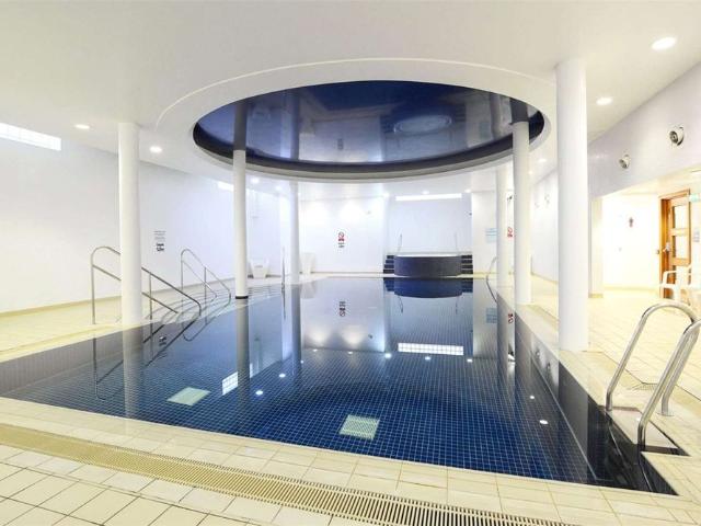 Very high quality 3 bedroom apartment, enjoying a bright and welcoming interior with a large terrace overlooking the communal gardens