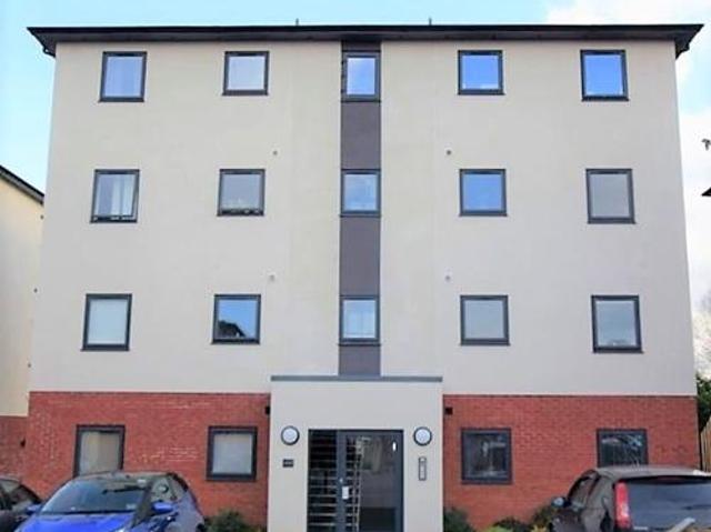 Very spacious two bedroom first floor. 2 bed flat to rent £1,150 pcm £265 pw