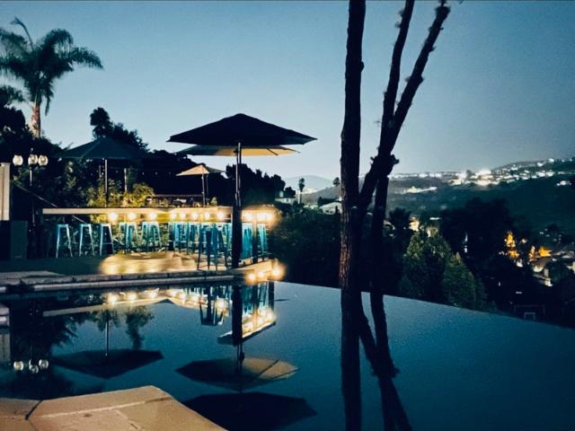VERY UPSCALE HOME/infinity edge pool VIEWS VIEWS