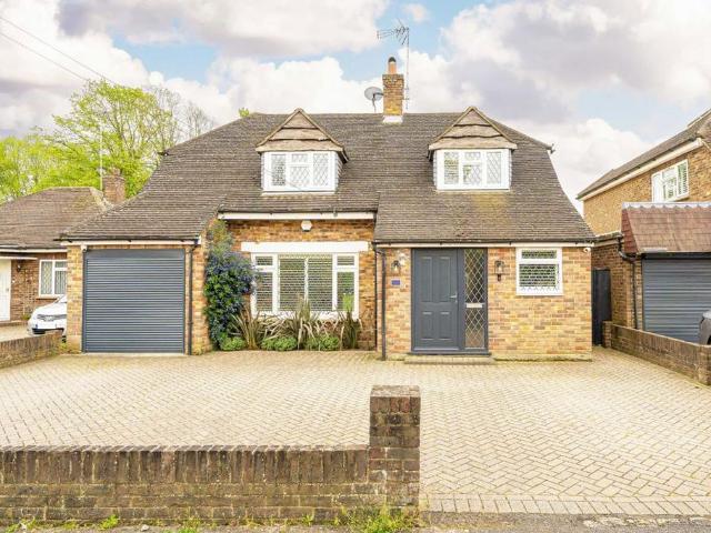 Vereker Drive, Sunbury On Thames TW16 4 bed detached house to rent £3,900 pcm £900 pw