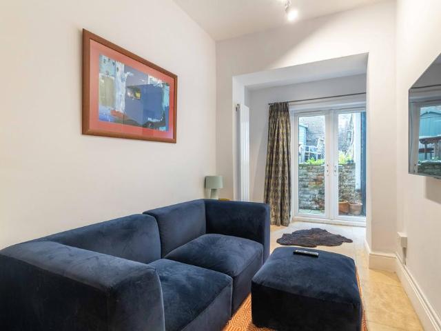 Vereker Road, Barons Court, London, W14 2 bed flat to rent £2,600 pcm £600 pw
