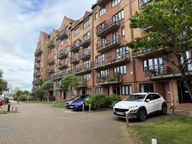 Vermeer Court, Amsterdam Road, E14 2 bed flat to rent £2,400 pcm £554 pw
