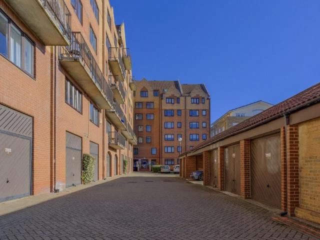 Vermeer Court, E14, Docklands. 3 bed flat to rent £3,150 pcm £727 pw