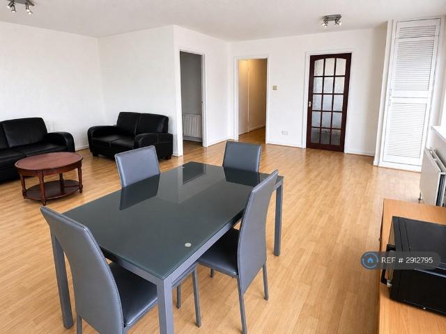 Vermeer Court, London, E14 3 bed flat to rent £2,200 pcm £508 pw
