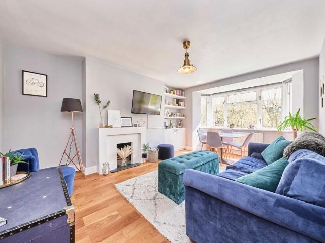 Vermont Road, London SW18 2 bed flat to rent £2,200 pcm £508 pw