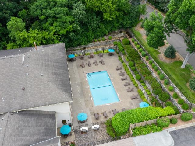Vernon Oaks Apartments 2 Bedroom Apartment for Rent at 5400 Vernon Ave S, Edina, MN 55436 Edina
