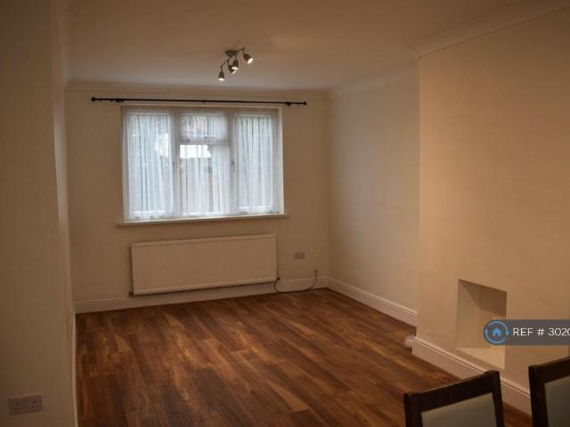 Vernon Road, Feltham, TW13 3 bed semi detached house to rent £2,150 pcm £496 pw