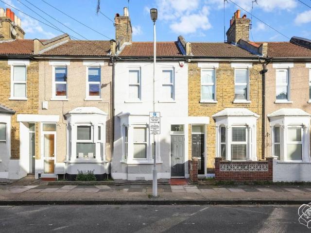 Vernon Road, London E15 2 bed terraced house to rent £2,250 pcm £519 pw