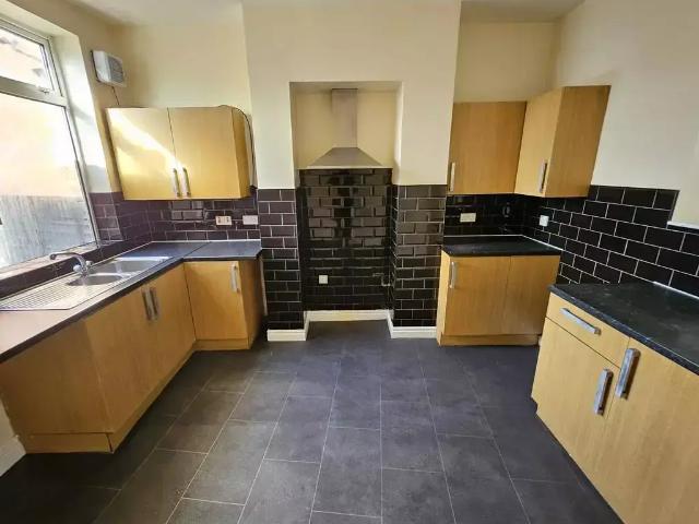 Vernon Road, Oldbury 3 bed end of terrace house to rent £1,095 pcm £253 pw