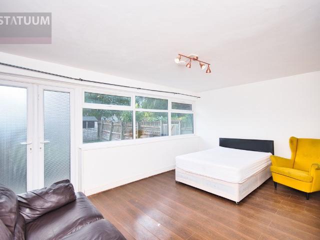 Vernon Road, Roman Road, Bow, London E3, 4 bed maisonette to rent, £3,300 pcm | PrimeLocation