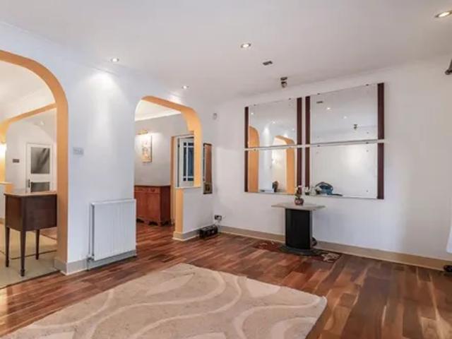Vero Caffe, 16 Sussex Ring, London, N12 7HX, United Kingdom | 4 bed house for rent #167692950 | Rentberry