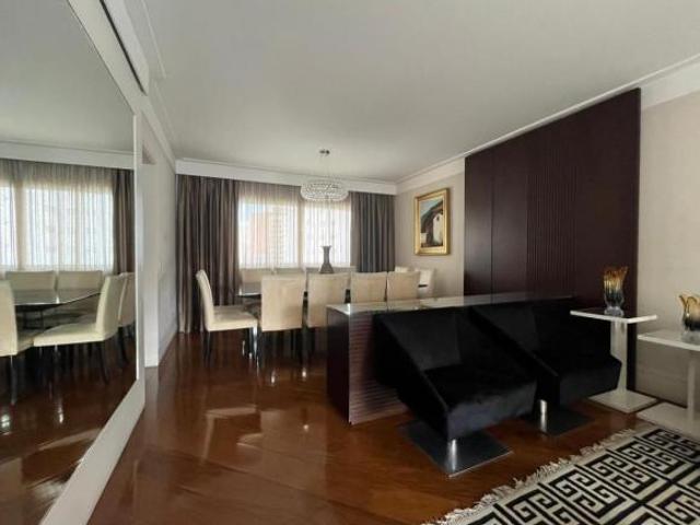 Versátil apartamento para venda em Moema com 3 quartos, sendo 3 suítes, 203m²