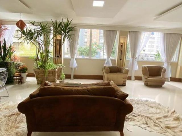 Versátil apartamento para venda em Alphaville com 3 quartos, sendo 1 suíte, 200m²
